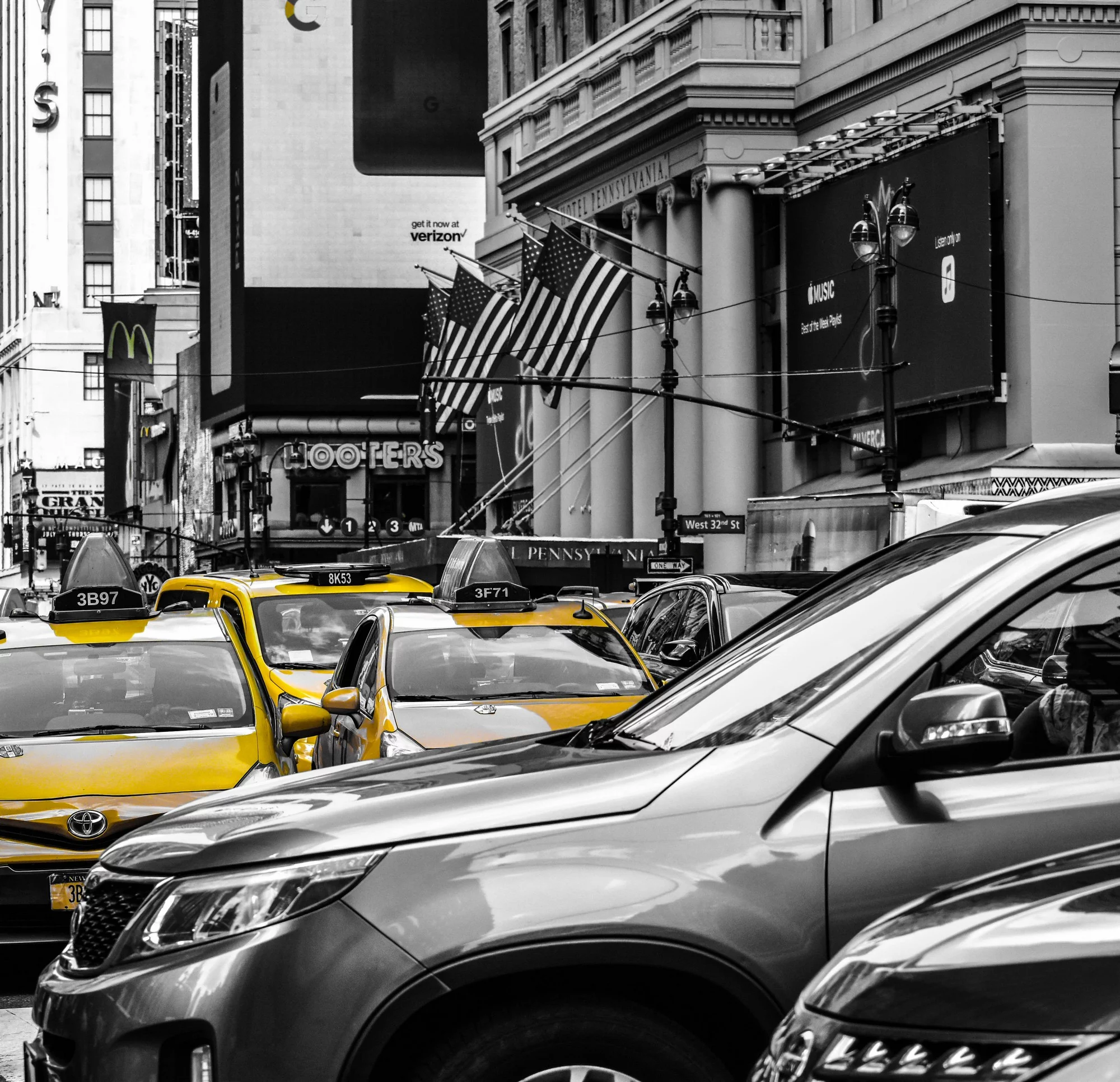 Yellow cabs - Galerie Barrou Planquart